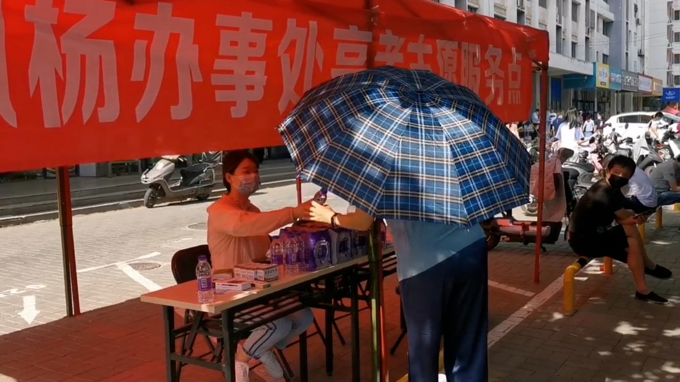 高考第一天丨郑州这个红帐篷让考生和家长暖到心里