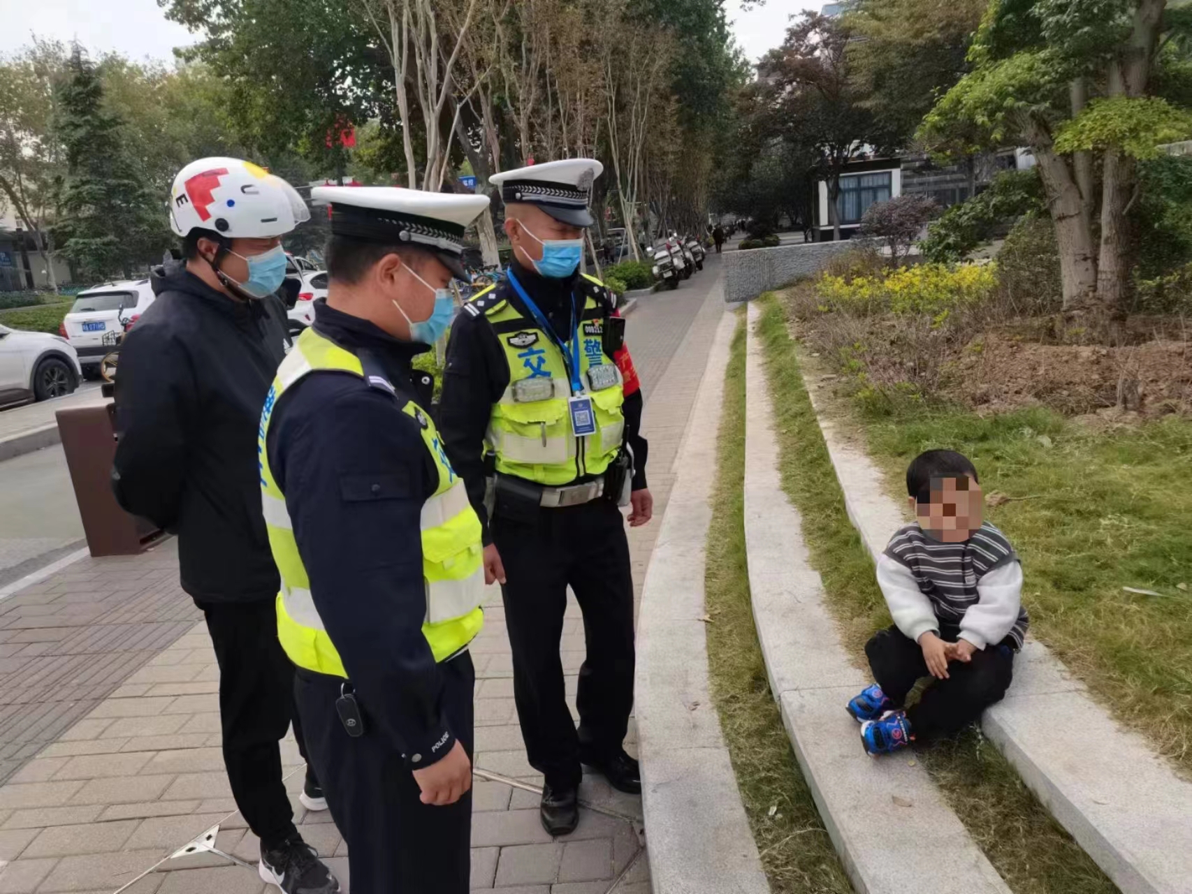 粗心妈妈骑电动车带丢孩子 热心交警市民帮忙迅速找回 民生法制 河南全媒体网官网