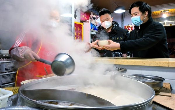 清晨一碗汤唤醒洛阳人味蕾的早味重回舌尖
