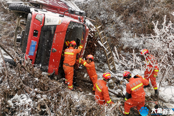 雪天路滑一货车坠沟司机被困洛阳消防徒步7公里翻越1000米山脊救援