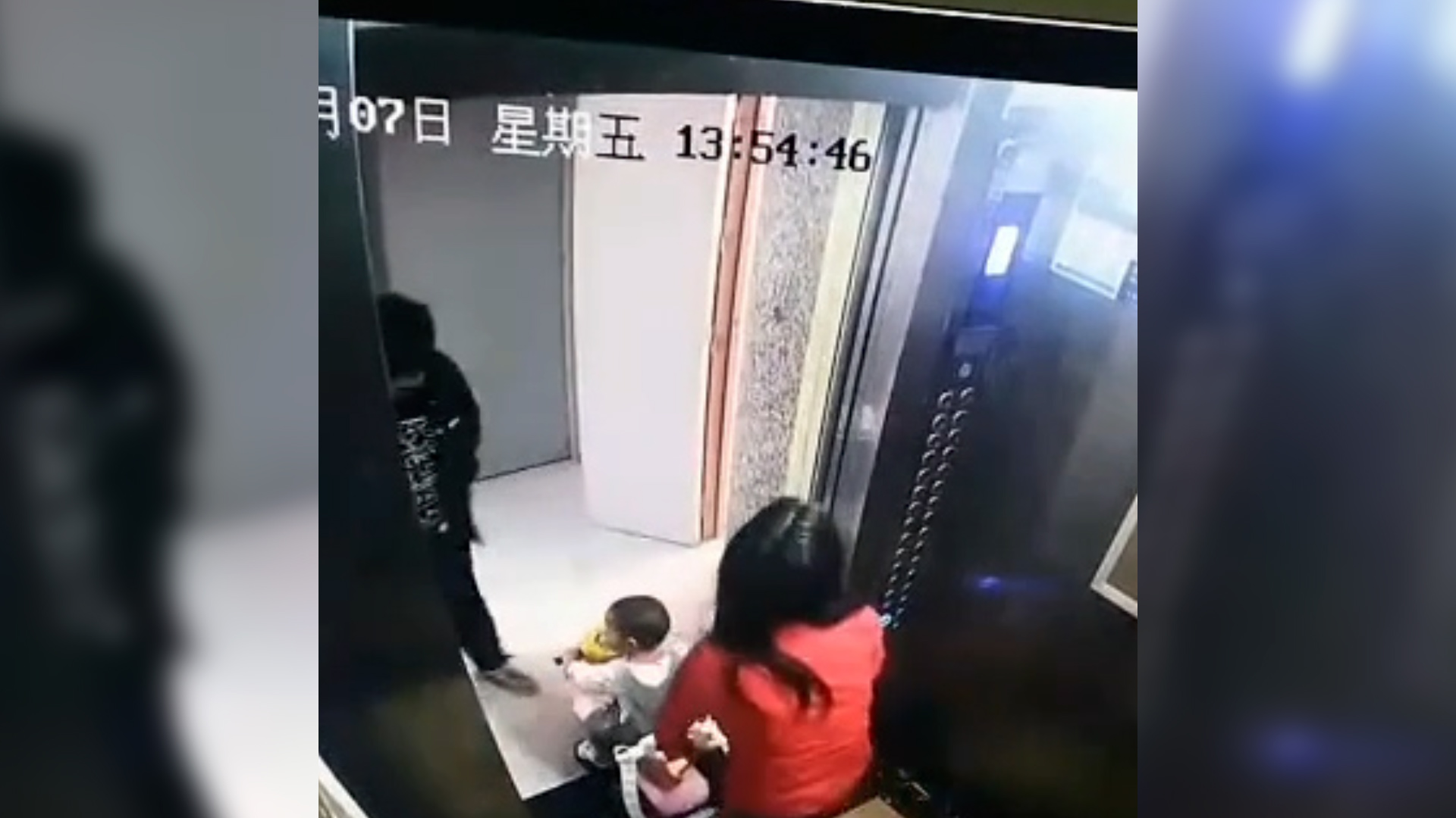 母子俩在小区一起蹊跷失踪小区附近只找到孩子的玩具车警方回应正在调查中