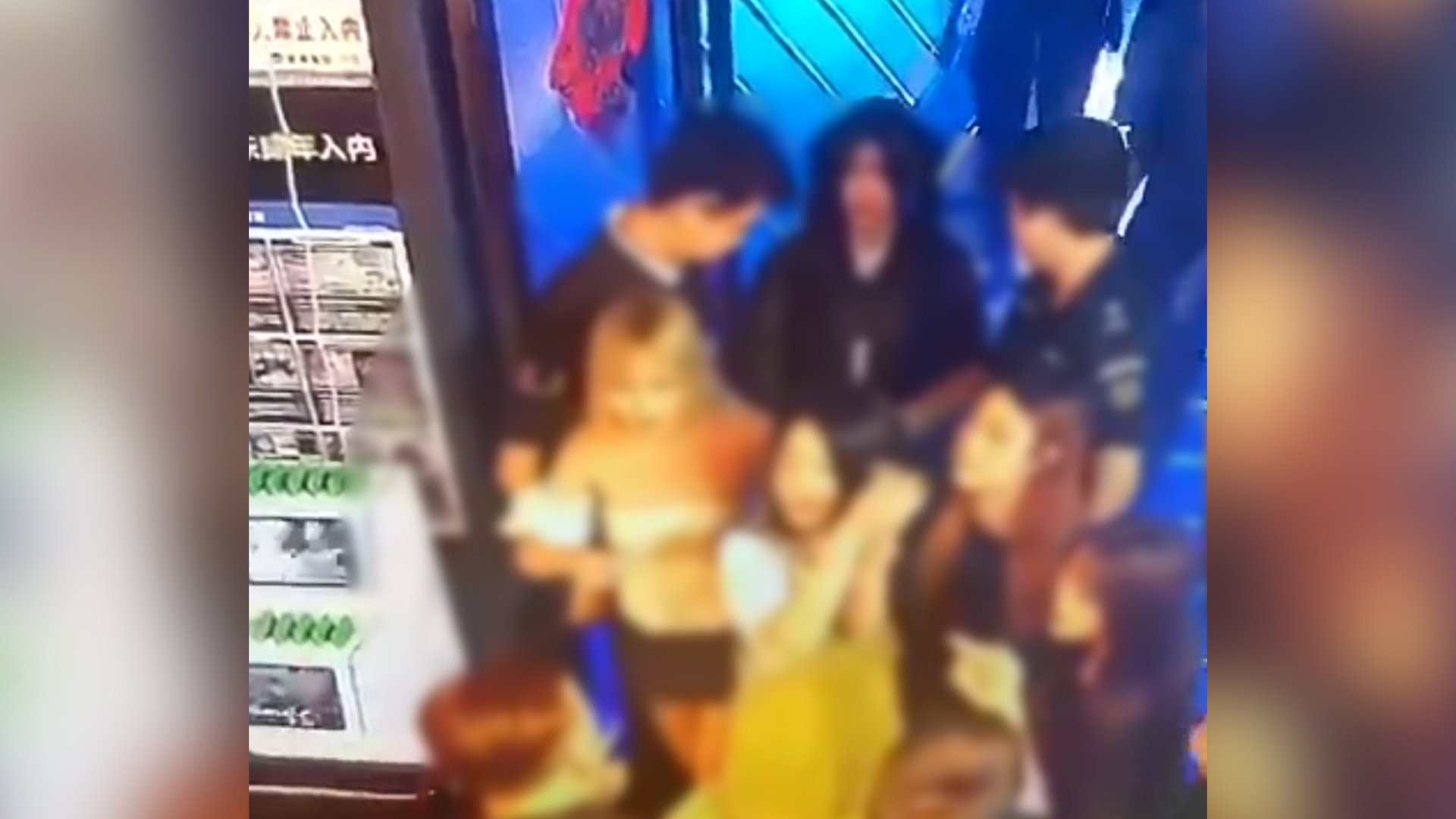 4名女子在酒吧遭3位男子骚扰双方大打出手当事女子将我们摁在地上猛锤头部最后和解赔了3500