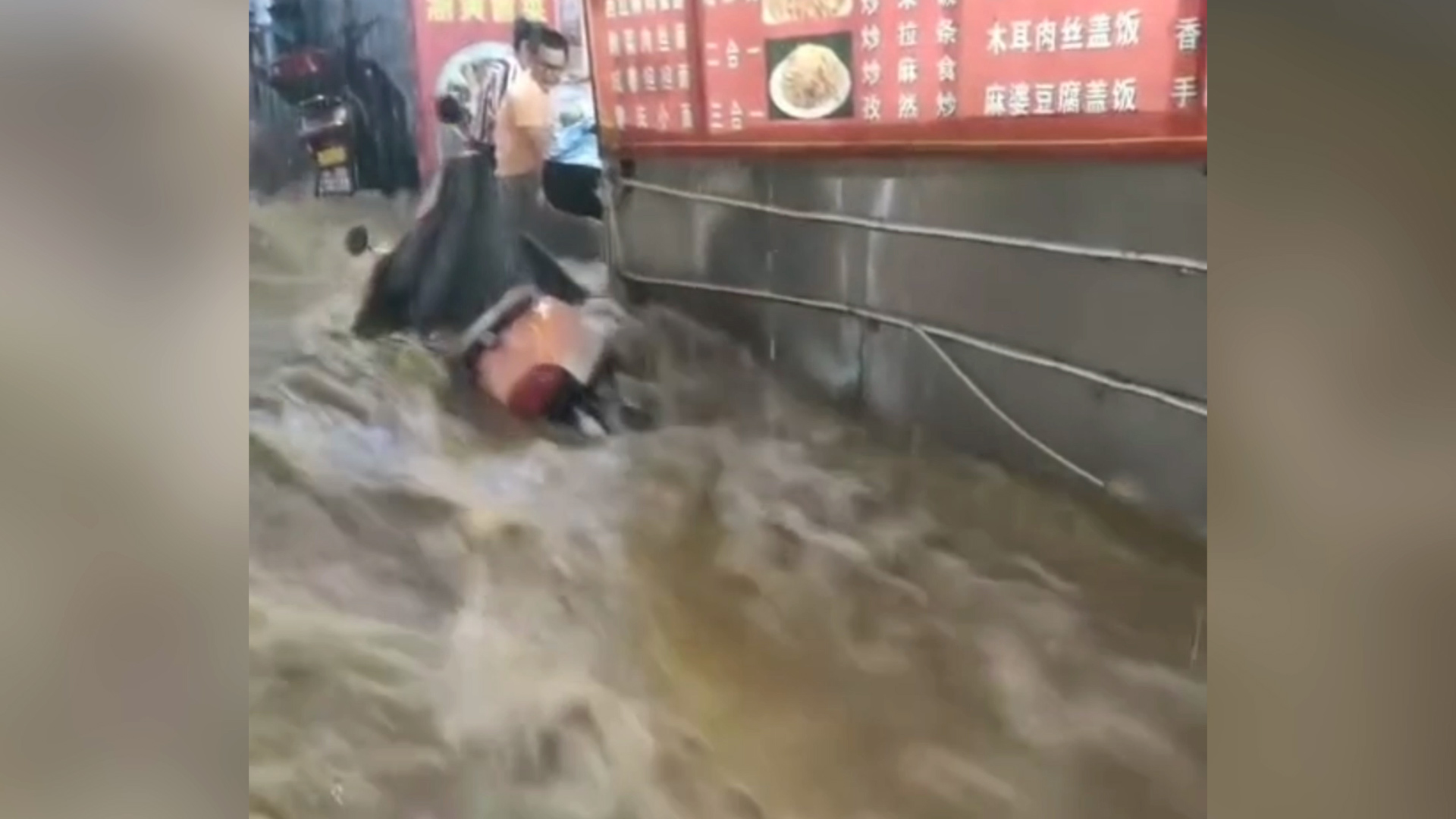 西安突降暴雨雨水漫过街道瞬间秒变湍急河流