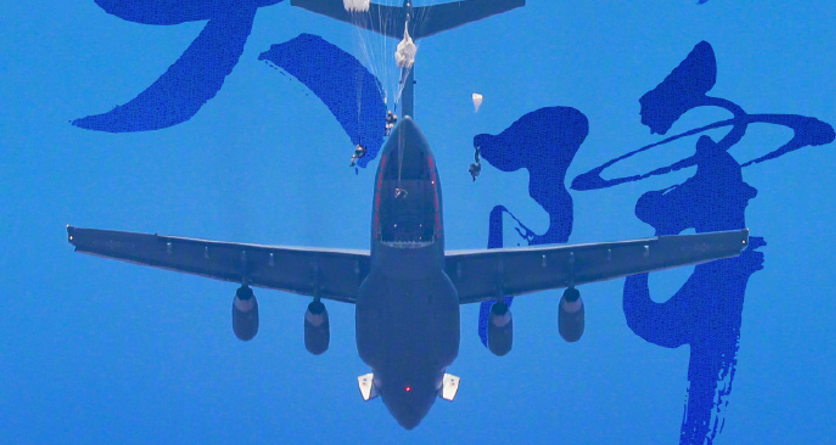 今天中国空降兵成立73周年致敬15年前汶川地震空降兵15勇士5000米高空生死盲跳